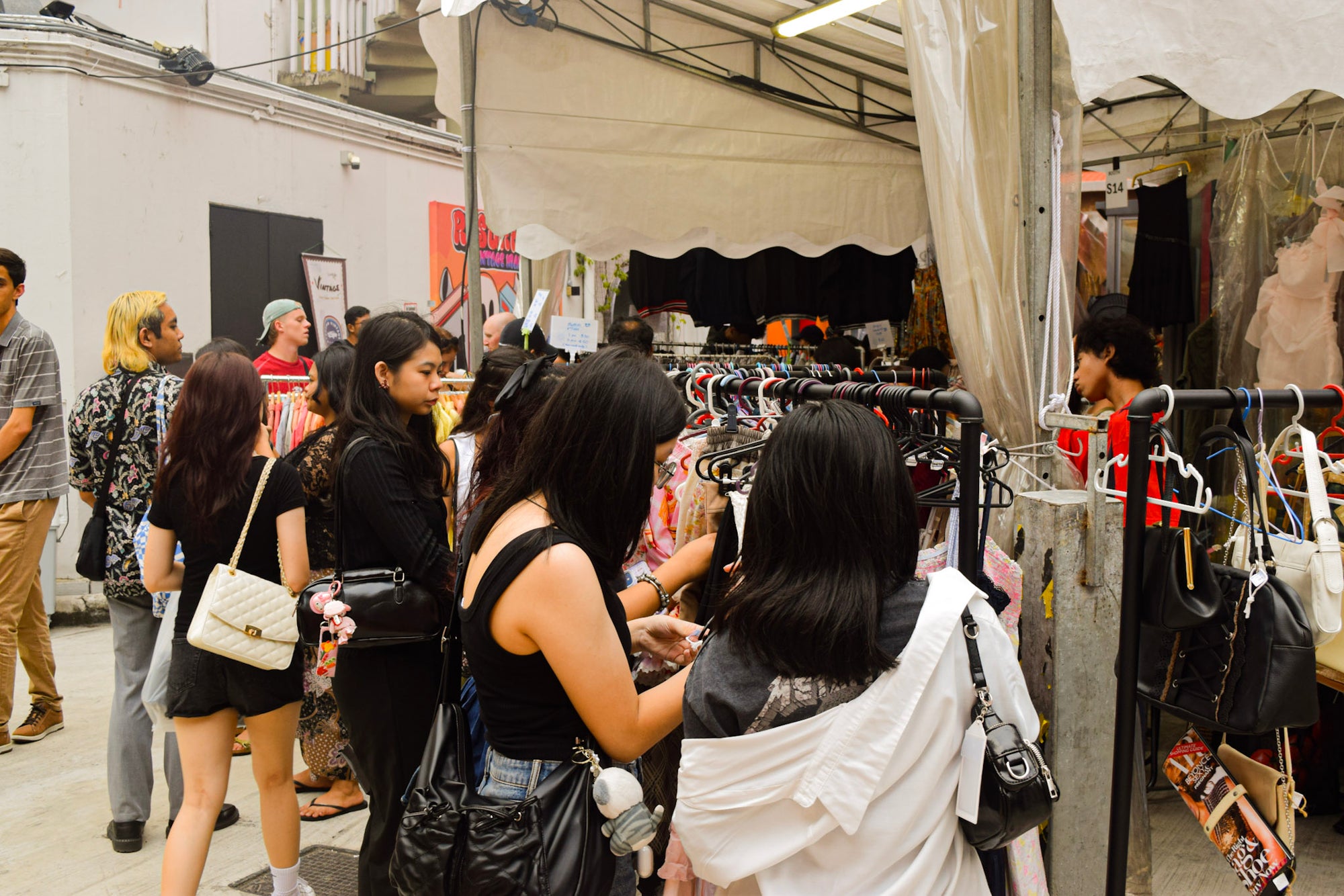 BOOTH WITH US – RESURRACK